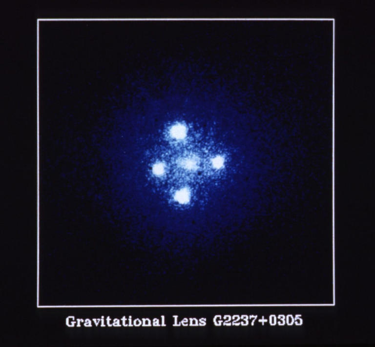Rare Einstein Cross Reveals Massive Dark Matter Halo That Can’t Be Seen ...