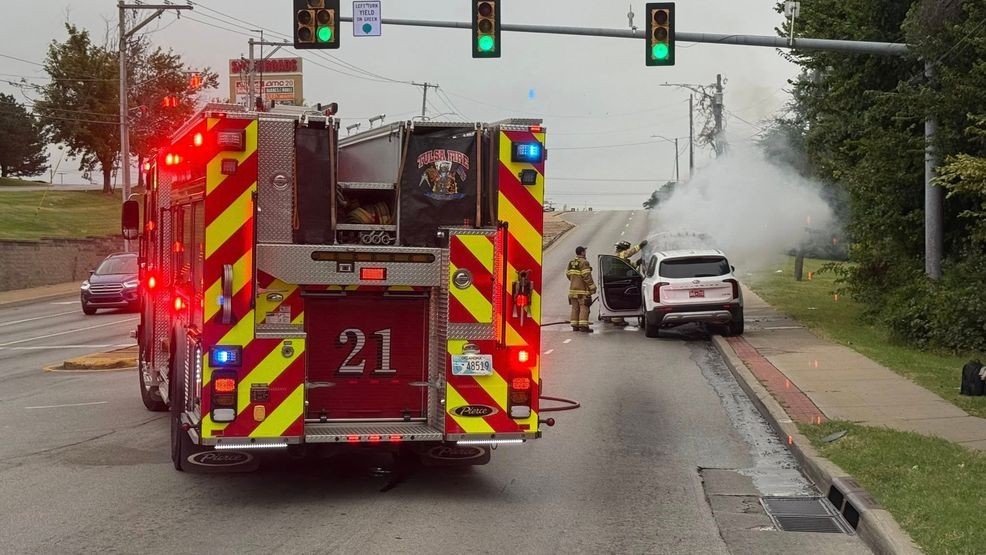 Tulsa Fire Engine 21 responds to vehicle fire