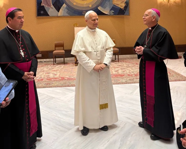 Bishop Seitz gives Pope Leo letters from migrant families