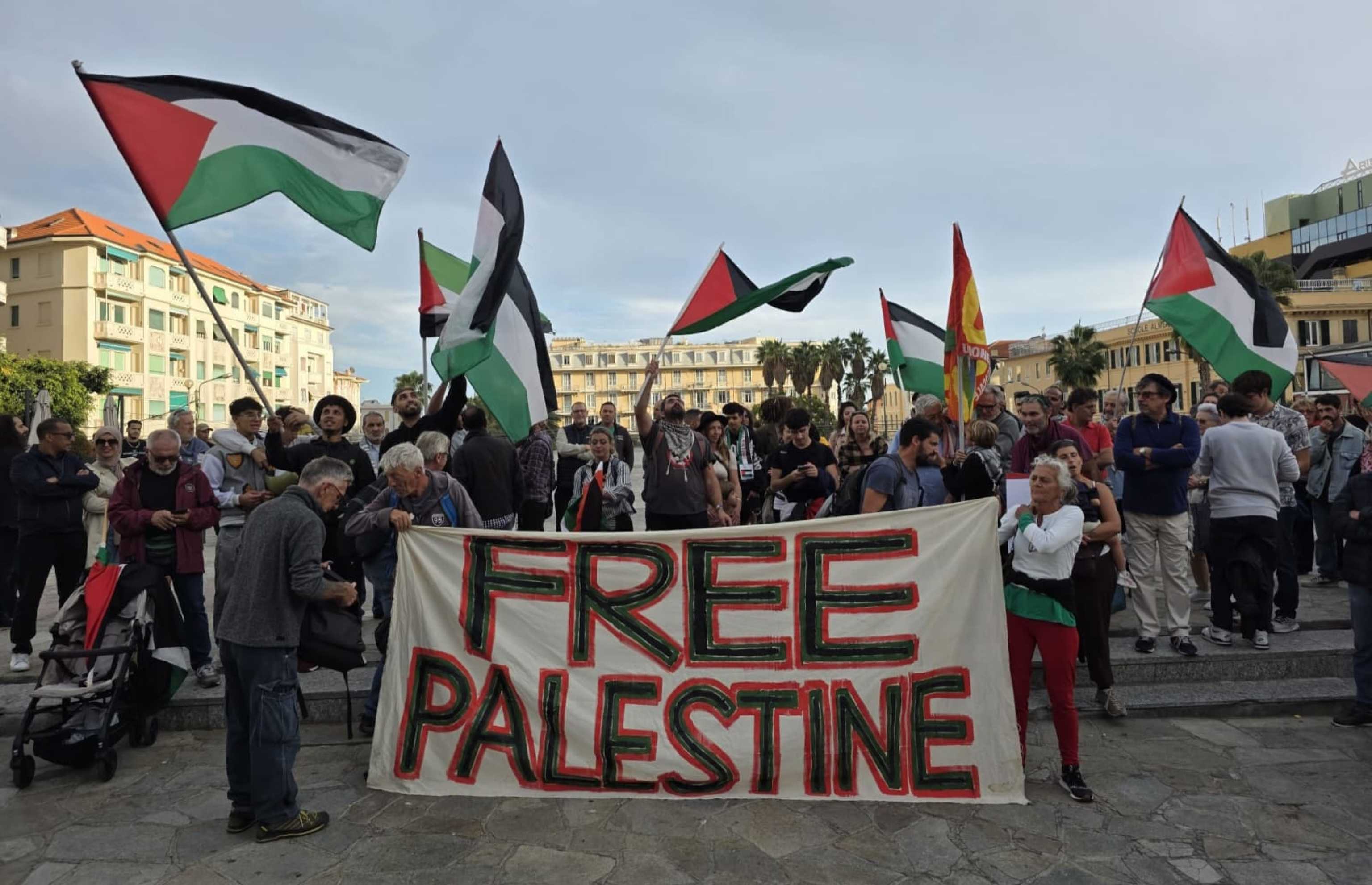 In 300 sfilano per la Palestina libera a Sanremo
