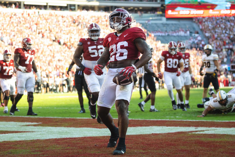 Alabama football RB Jam Miller injured, escorted to locker room after ...