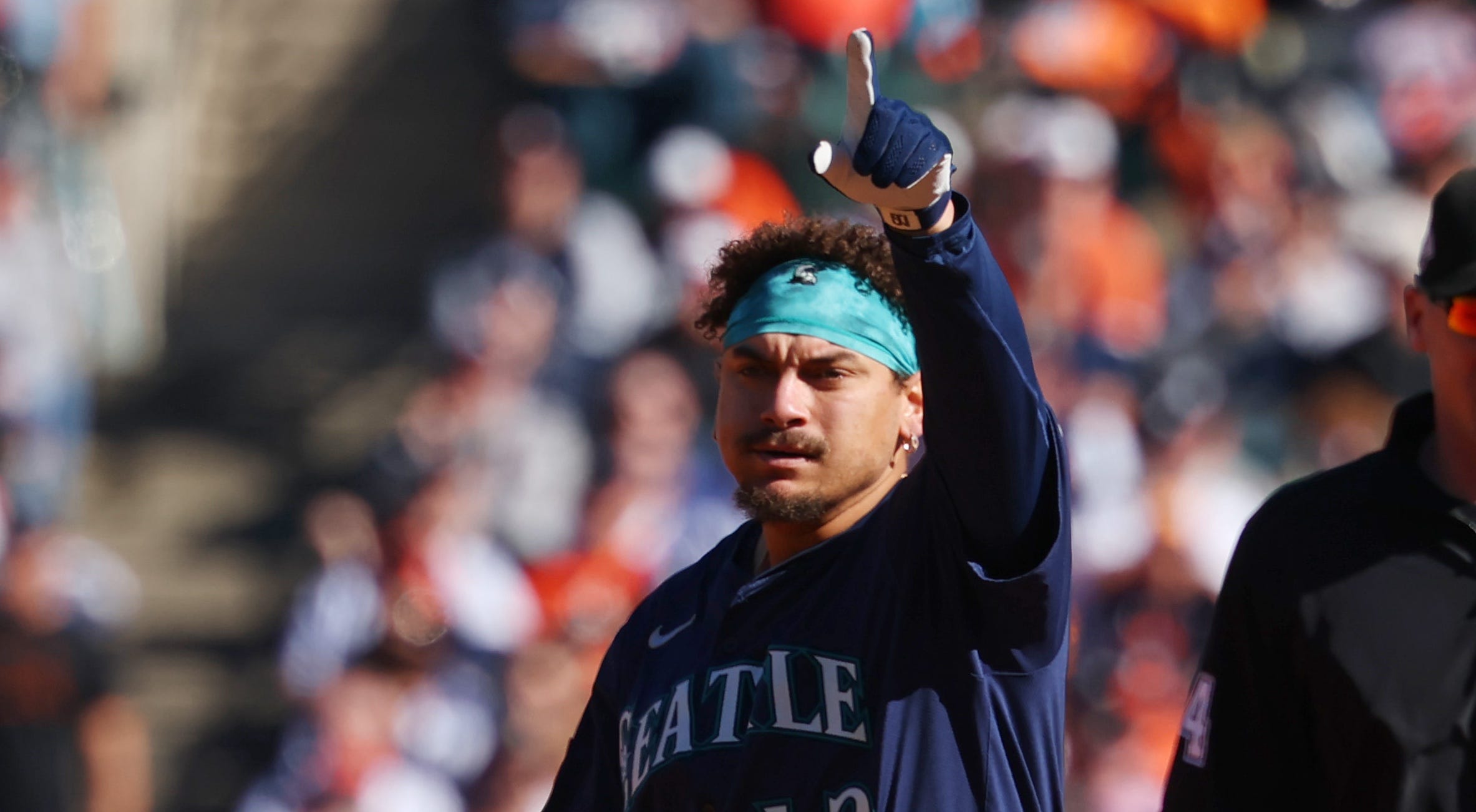Fox broadcast called out Josh Naylor for blatantly relaying signs from ...