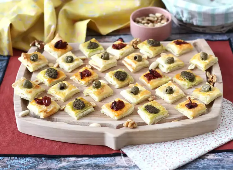 Quadradinhos de massa folhada rápidas e fáceis para um ótimo aperitivo!