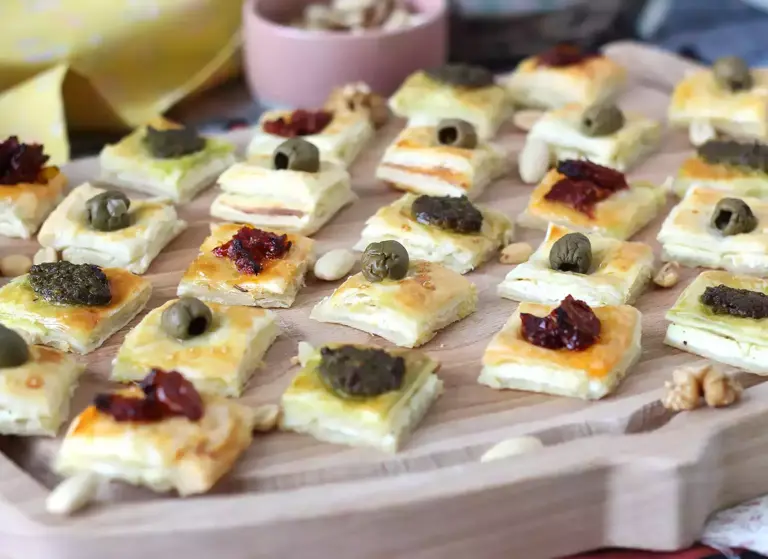 Quadradinhos de massa folhada rápidas e fáceis para um ótimo aperitivo!