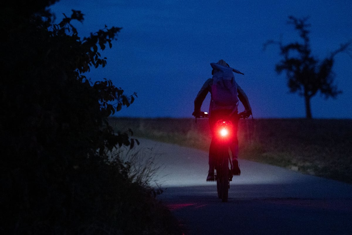 Taschen voller Diebesgut: Einbrecher flieht auf gestohlenem Fahrrad vor ...