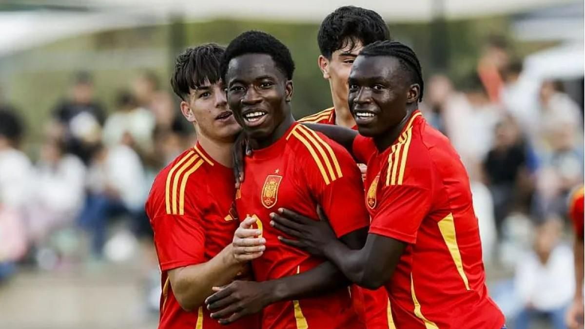Ebrima Tunkara se sale con España tras su debut histórico con el Barça ...