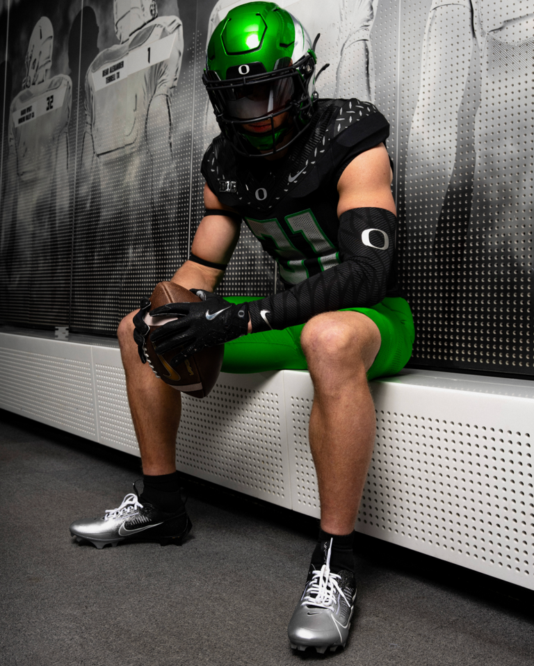 Oregon Ducks reveal uniform combo for top-10 showdown vs. Indiana Hoosiers