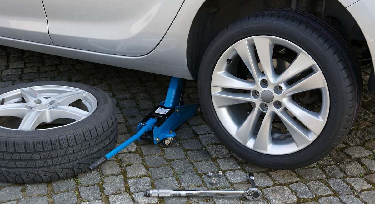 Permutar los neumáticos de coche: la técnica que recomiendan seguir los ...