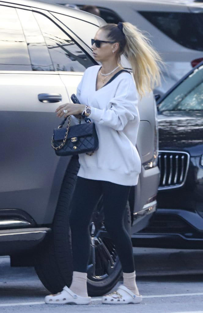 Anna Kournikova luce una pancita de embarazo más notoria que nunca