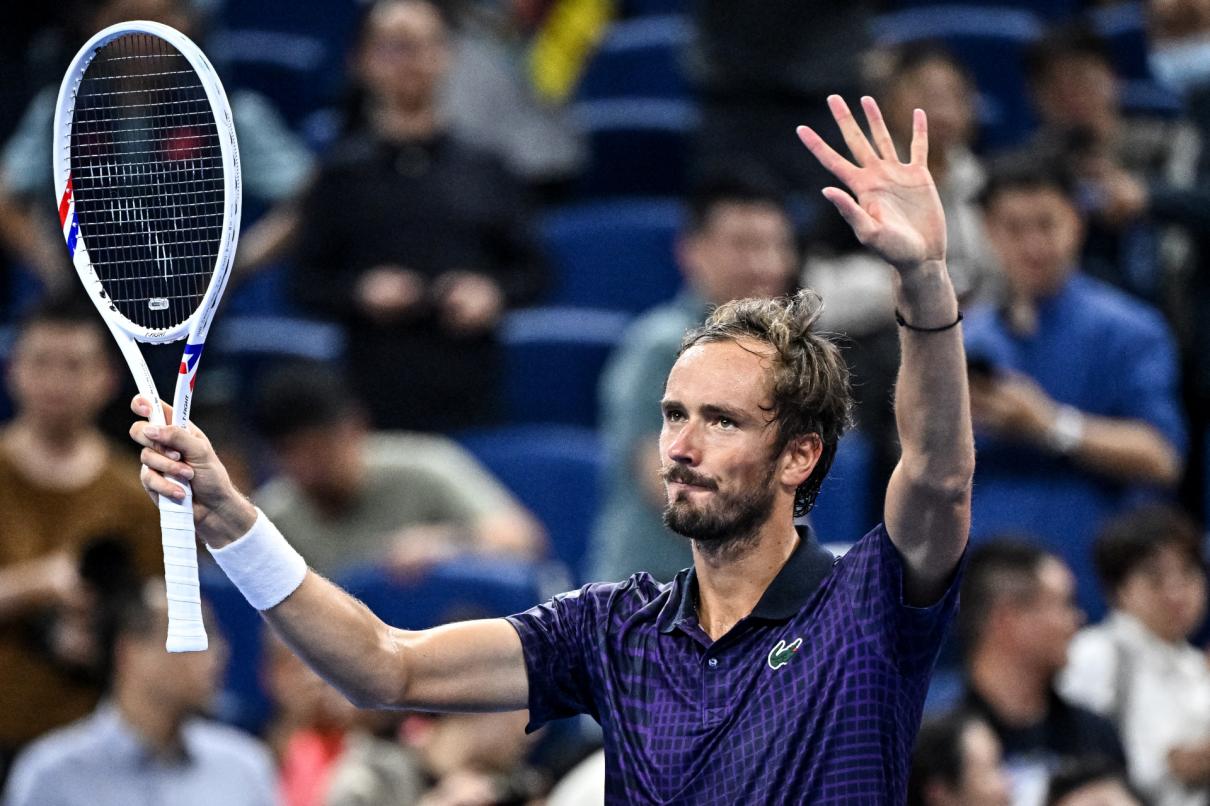 Medvedev impressed by Tien: "He doesn't have a good serve, but he plays ...