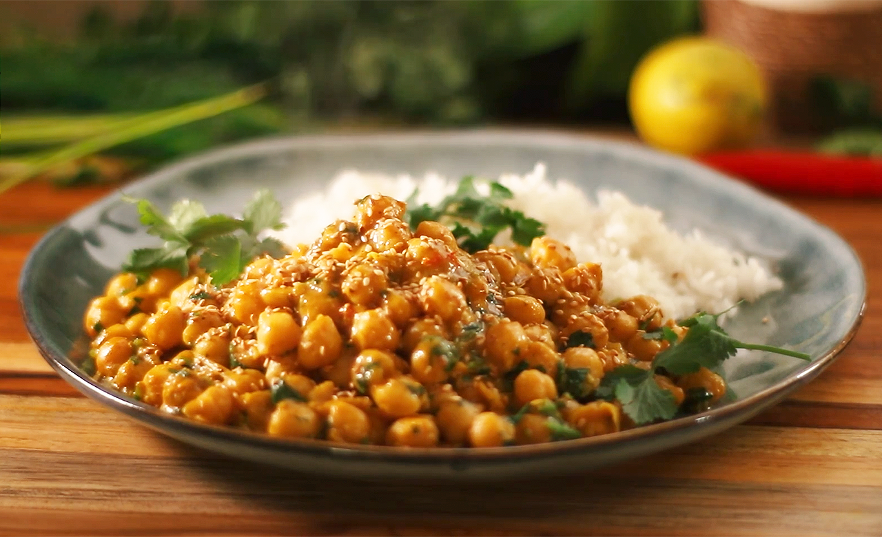 I can't stop eating these curried chickpeas!😍