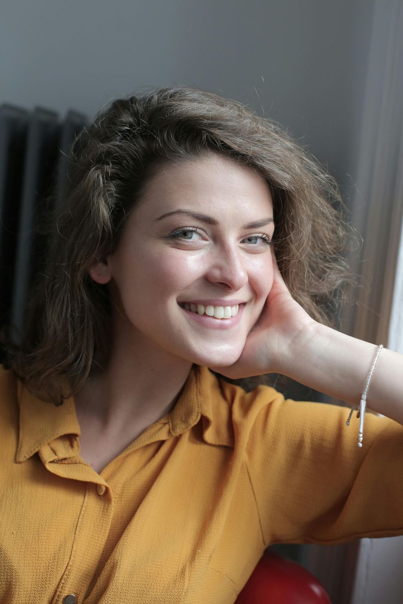 Deeply Lonely People All Show Off These 7 Tell-Tale Signs