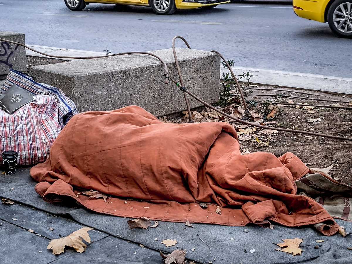 Κρήτη: Έκοψαν πρόστιμο σε άστεγο για «παράνομη κατασκήνωση»