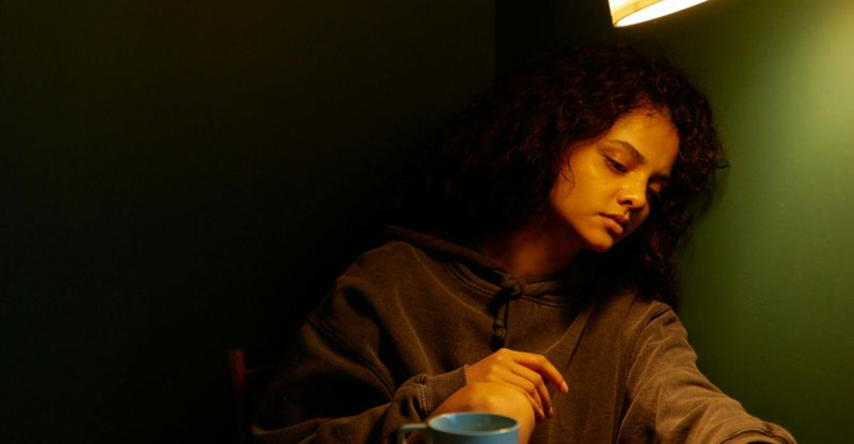 Deeply Lonely People All Show Off These 7 Tell-Tale Signs