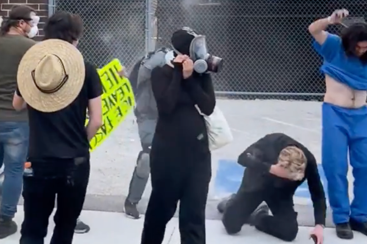 Pastor hit by ICE pepper bullets in Chicago rebukes Trump ...
