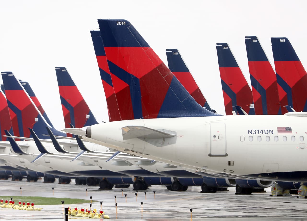 Delta, United, other airline stocks fall on Trump’s credit-card plan ...