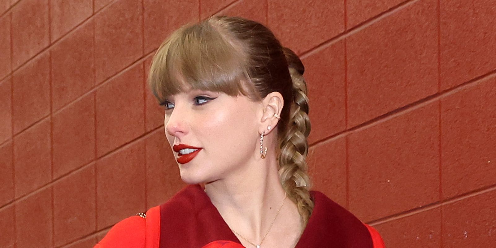 Taylor Swift Wore Our Editors’ Favorite $140 Hoka Sneakers—Snag Her ...