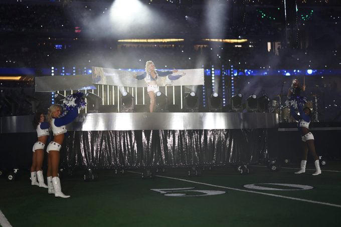 Dolly Parton’s 13 Daily Habits That Keep Her Healthy and Workin’ at 79