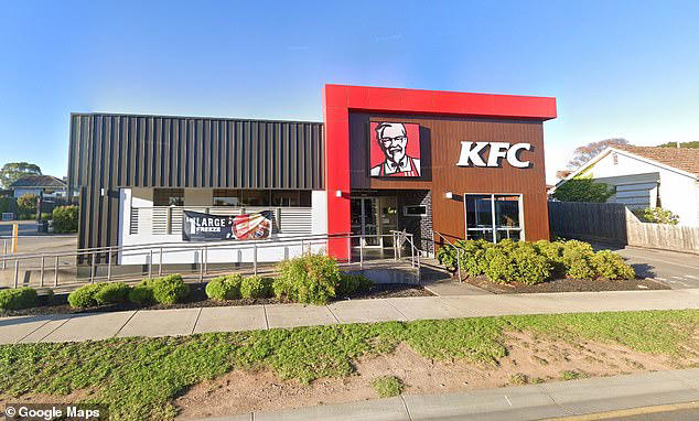 Aussies lose it after this KFC continued to serve food while a person ...