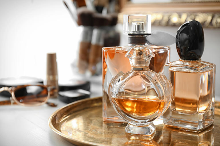 Deze onbekende truc zorgt dat je parfum onweerstaanbaar ruikt tijdens ...