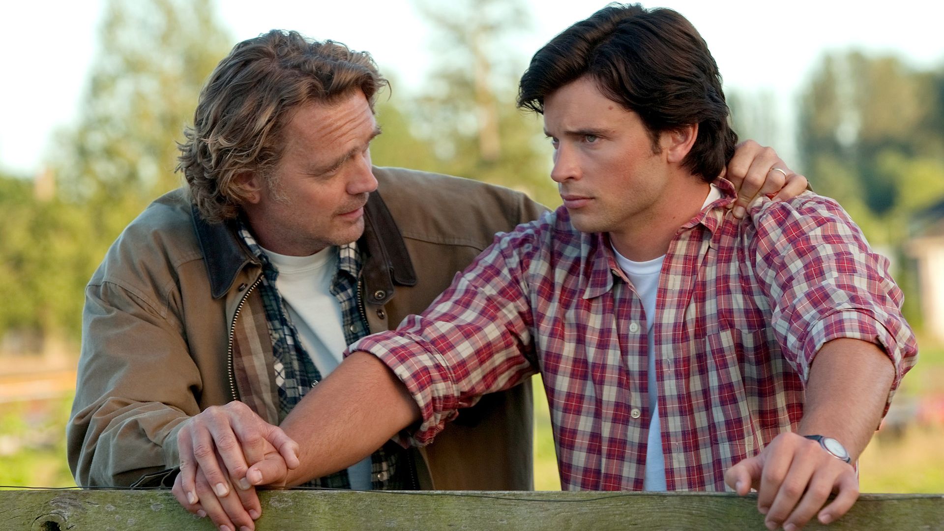 6 superhero shows better than Smallville