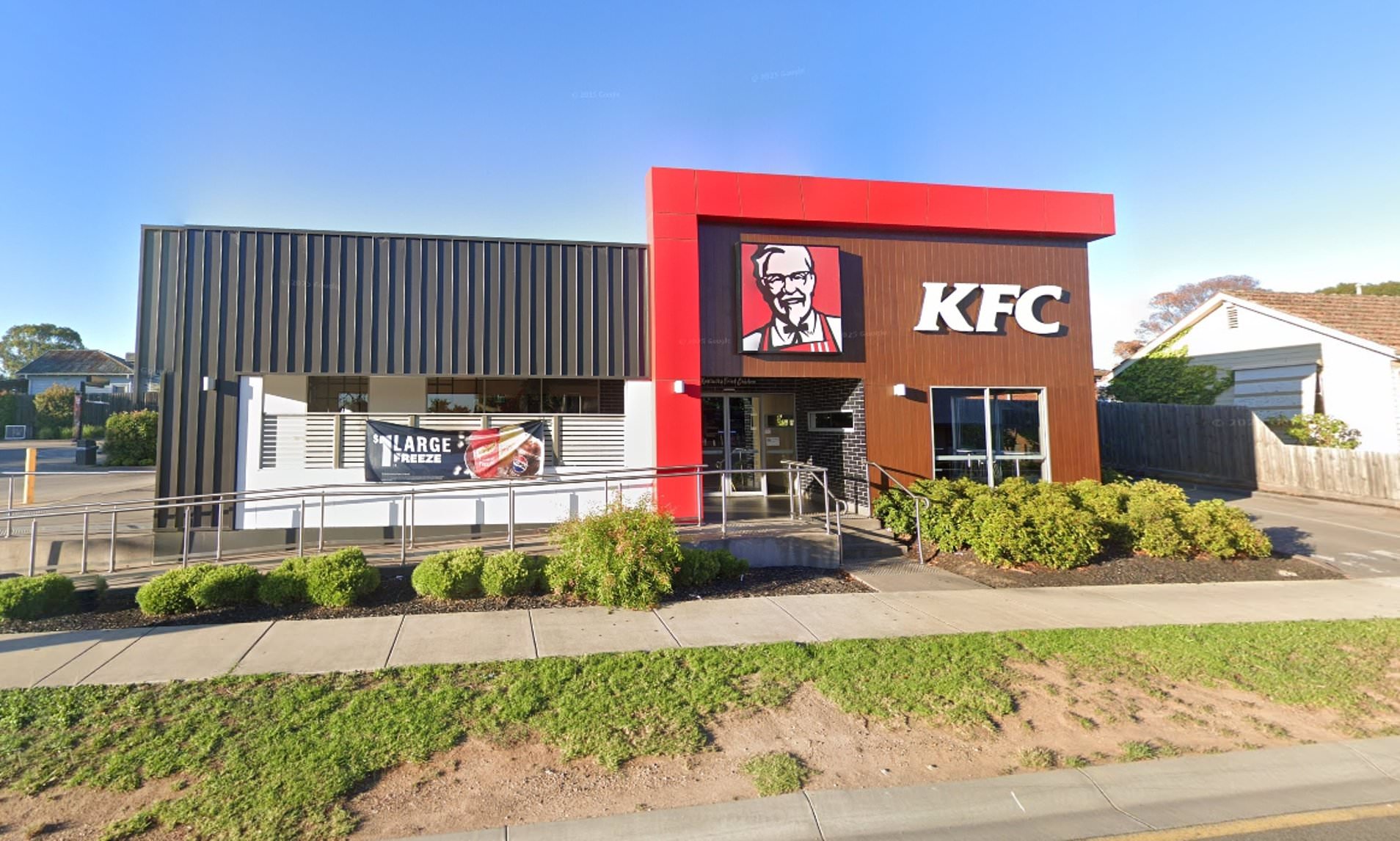 Aussies lose it after this KFC continued to serve food while a person ...