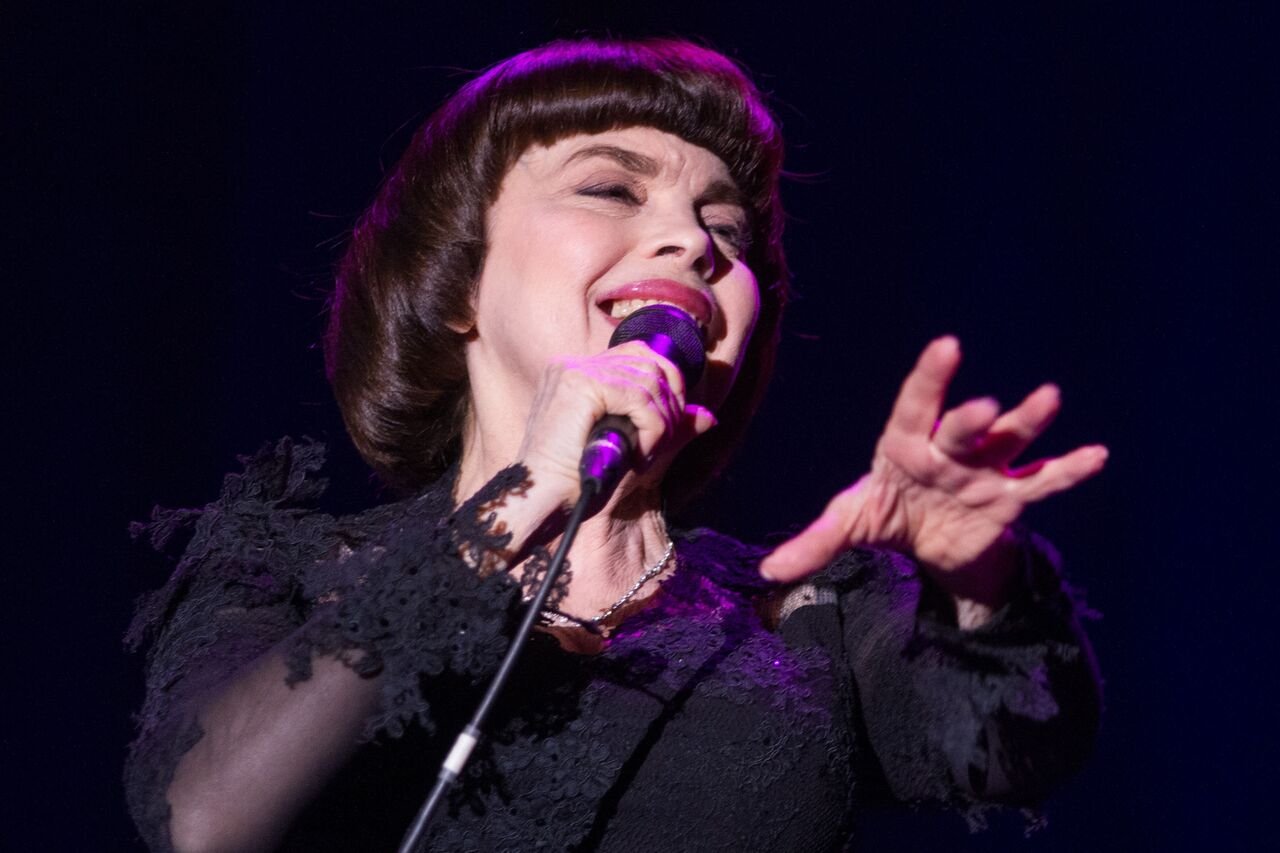 Mireille Mathieu (79 ans) en couple : elle revient sur cette idylle qui ...