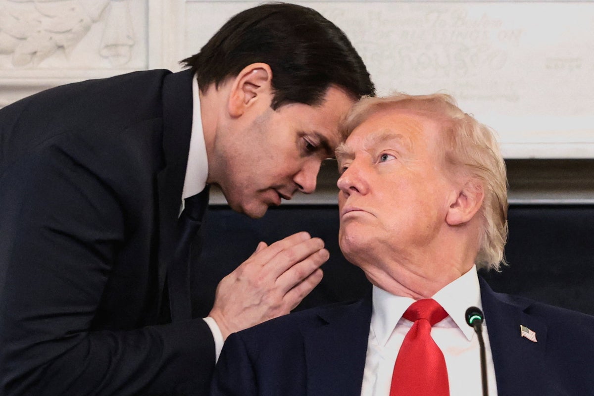 Video: Marco Rubio interrupts Donald Trump with handwritten note on ...