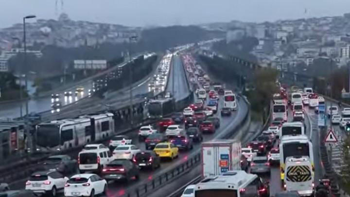 İstanbul'da trafik yoğunluğu! Yüzde 80'e ulaştı