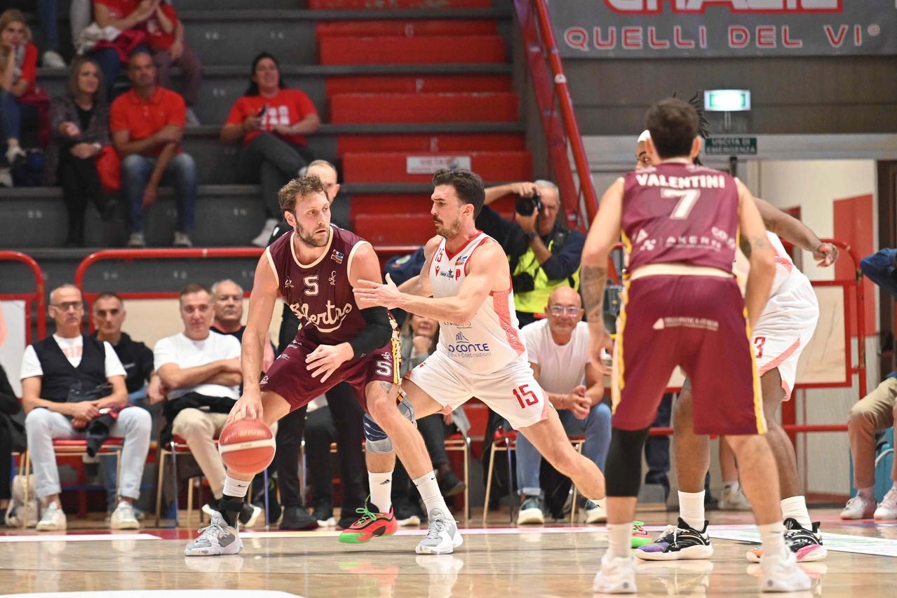 Estra, derby da cancellare. Un quarto, poi solo Livorno. Gioco confuso ...