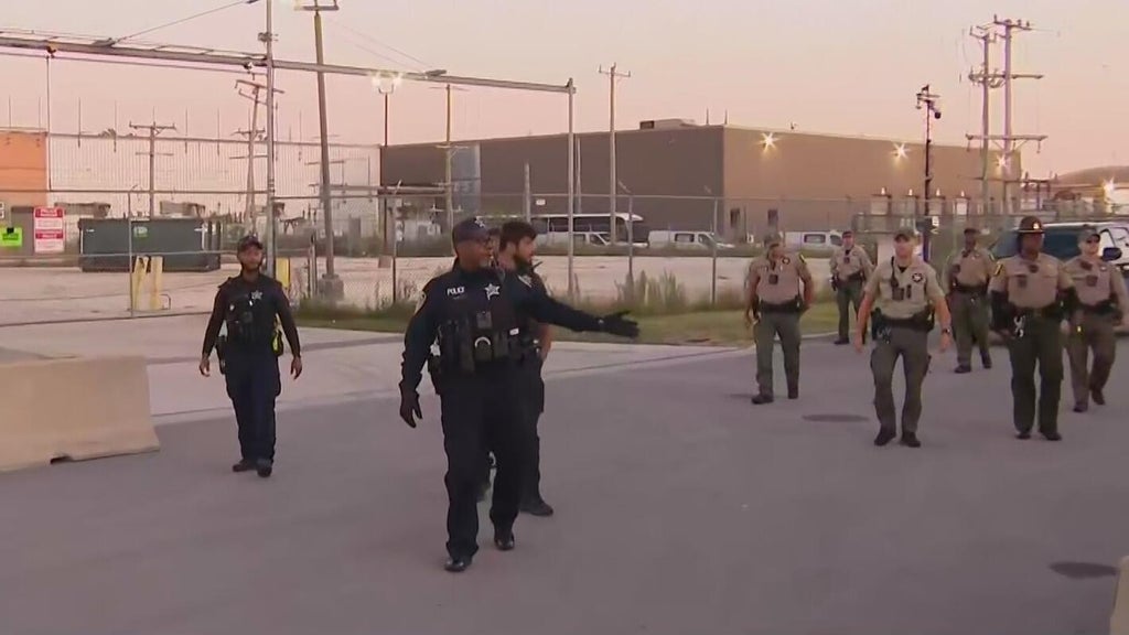 Broadview, Illinois shrinks area where protests are allowed outside ICE ...