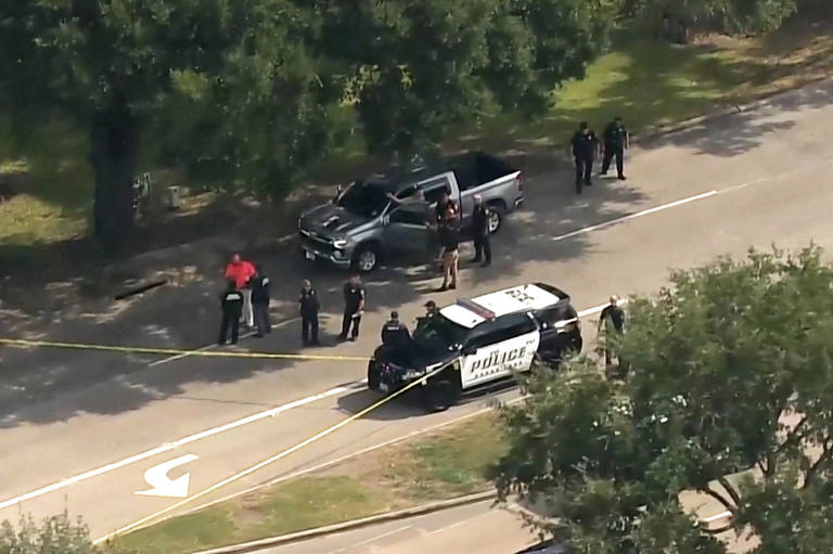 Gunman kills 3 in Houston-area shooting spree, police say