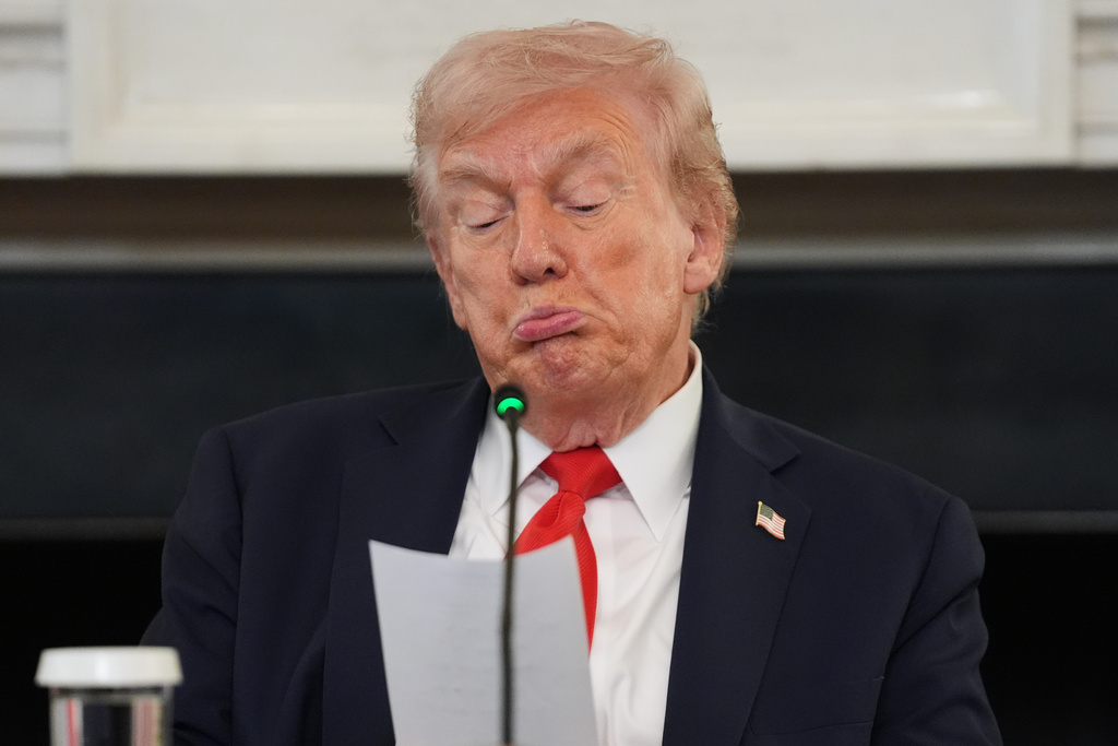 AP photos show Rubio's urgent note to Trump before announcement of ...