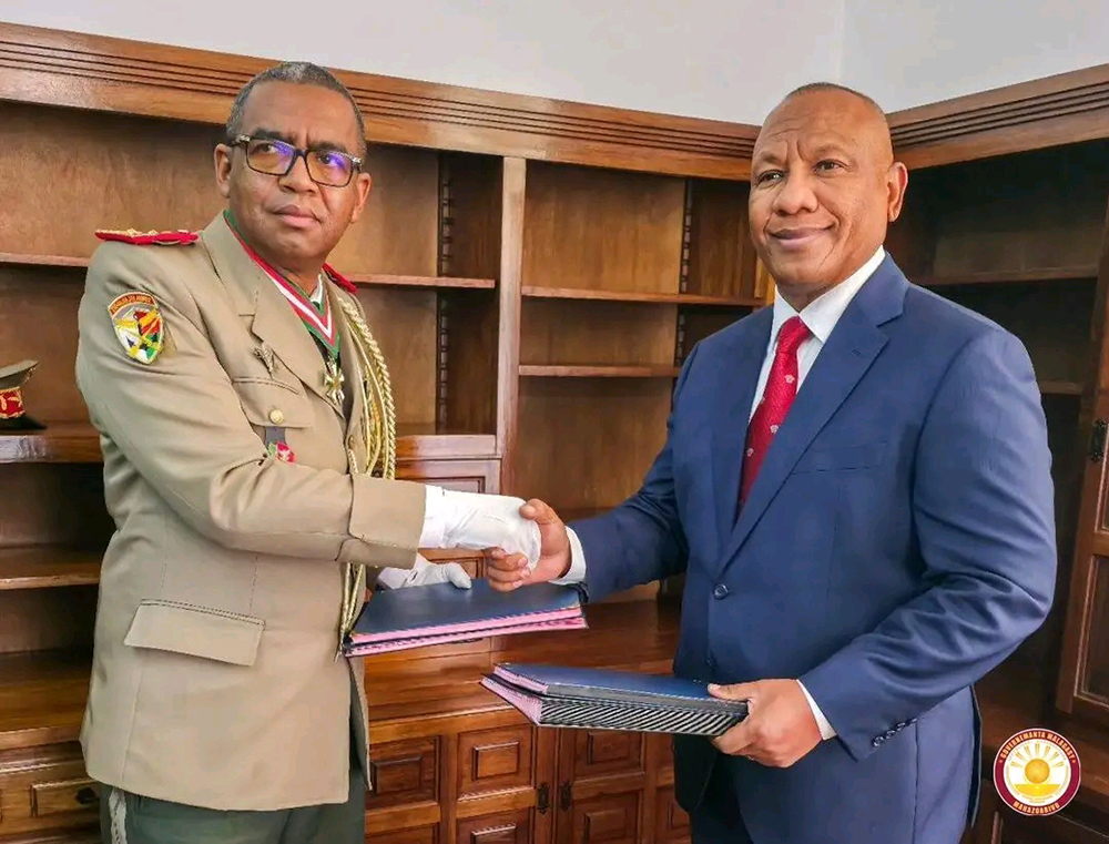 PASSATION À LA PRIMATURE - Le général Zafisambo Ruphin tend la main aux jeunes