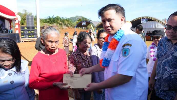 Sesuai Janji, Bupati Rizky Aditya Serahkan Dana Kompensasi PT SLR ke ...