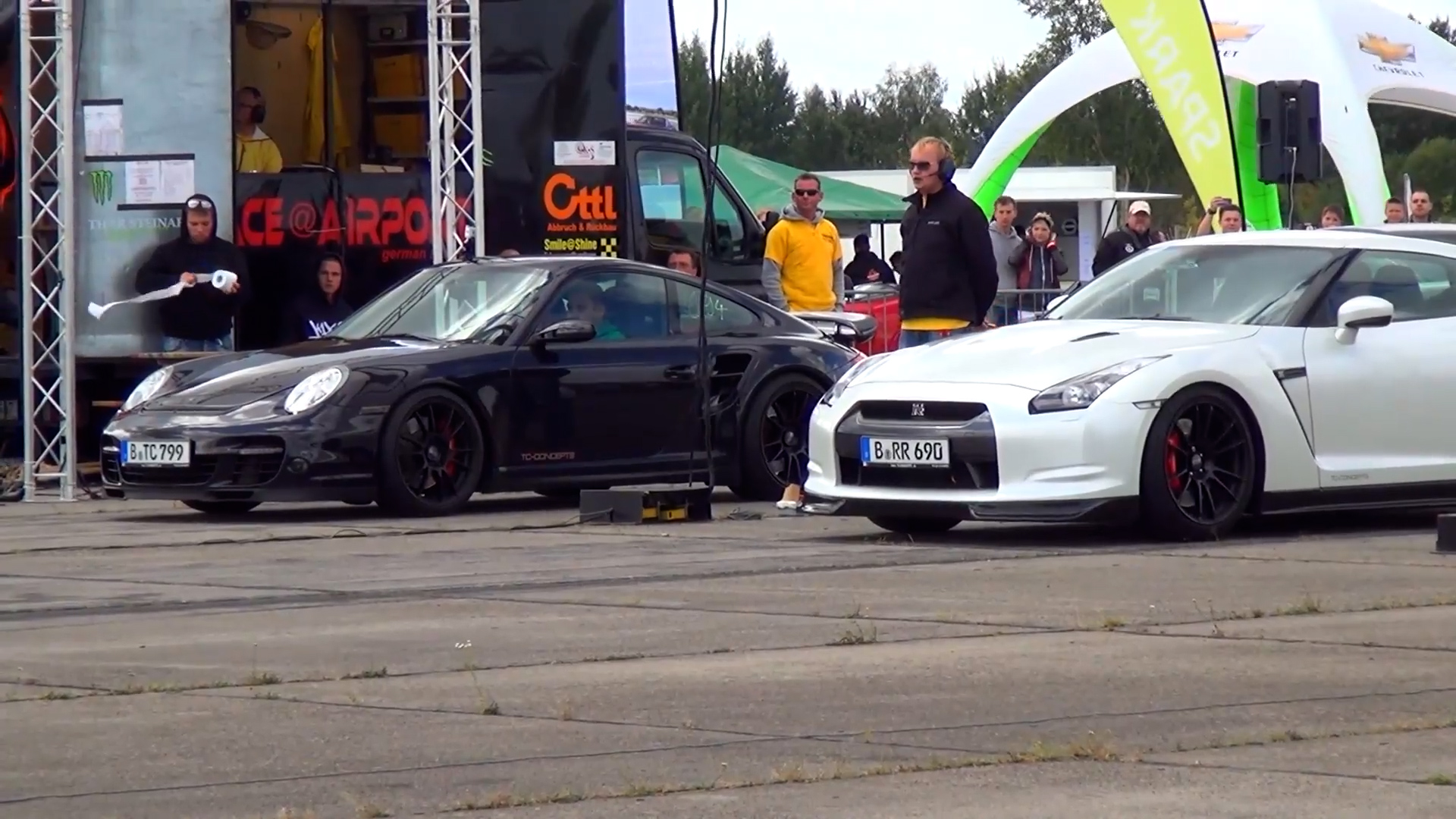 911 Turbo 997 vs Nissan GT-R Quarter Mile Race