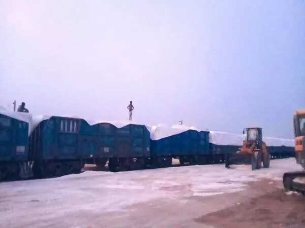 Railways marks milestone with simultaneous unloading of two goods rakes ...
