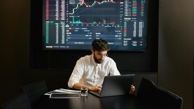 ¿Cuánto cobra un economista en España en 2025? Salario medio y ...