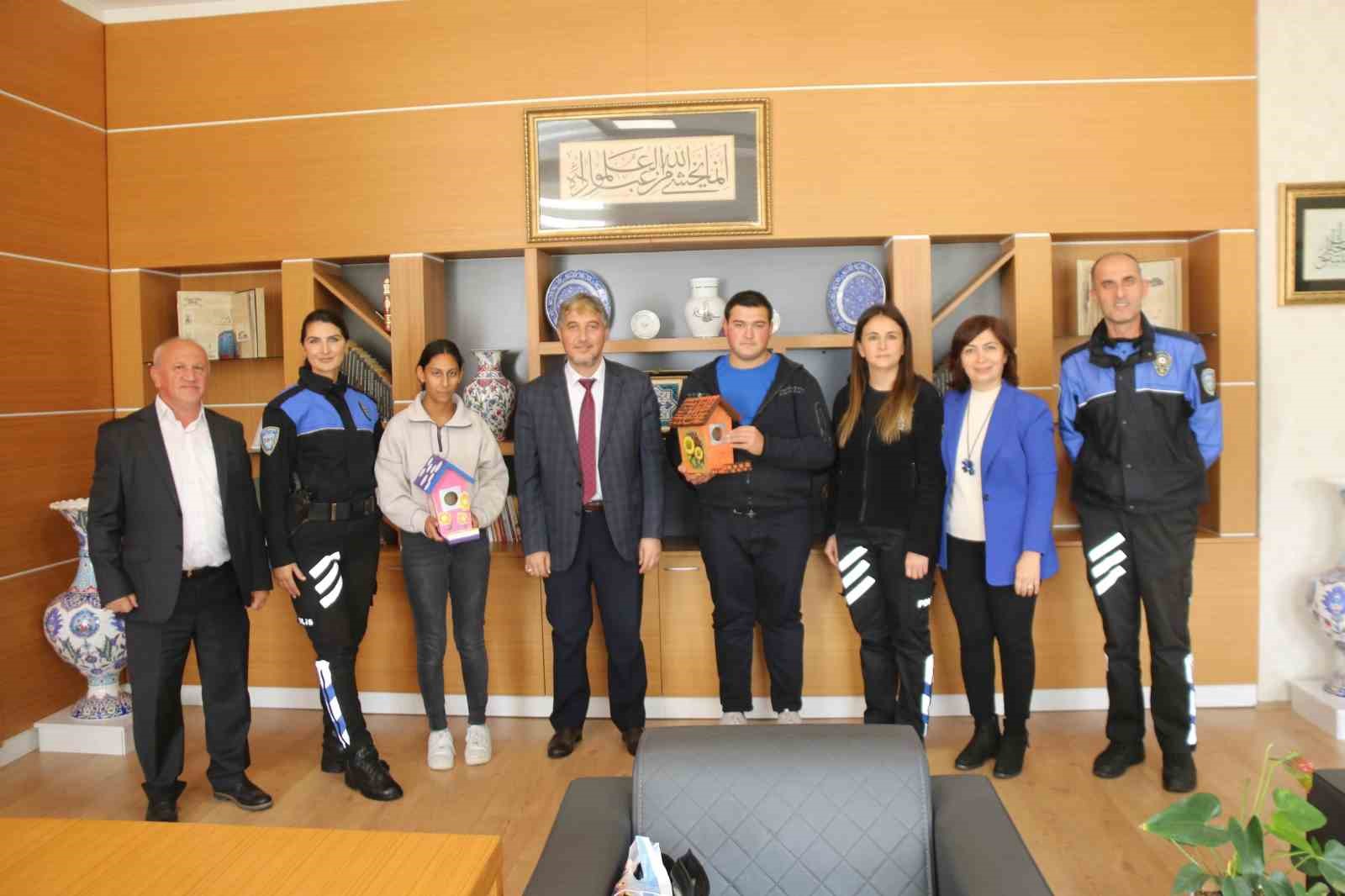 Özel öğrenciler, ’Fırçamız Sevgi, Renklerimiz Umut’ sloganıyla 20 adet ...