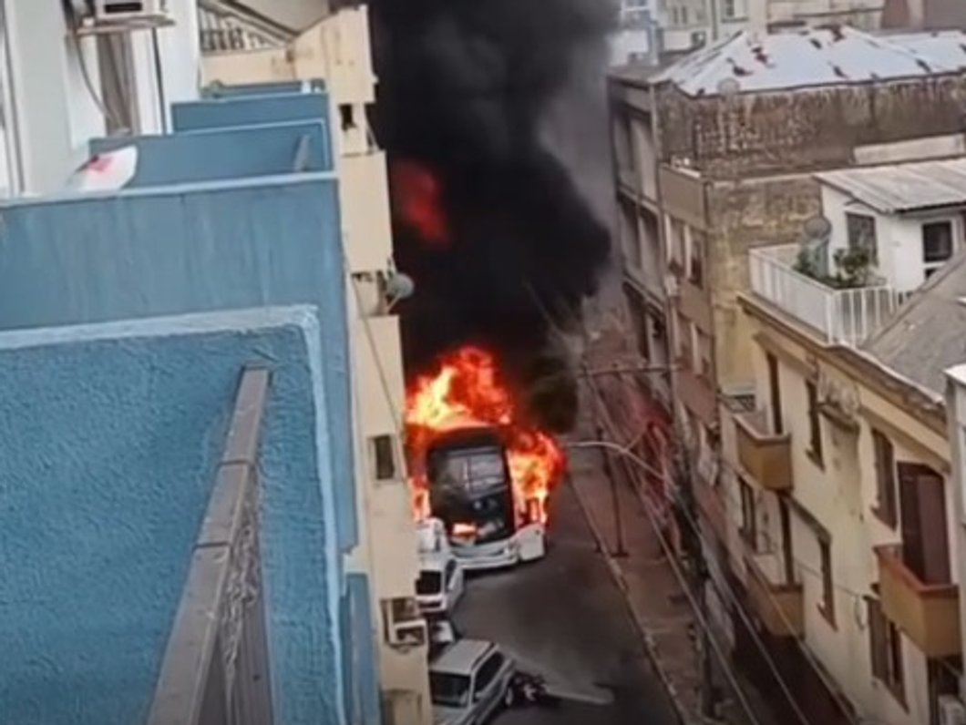 Bus with schoolchildren crashes into several cars and catches fire