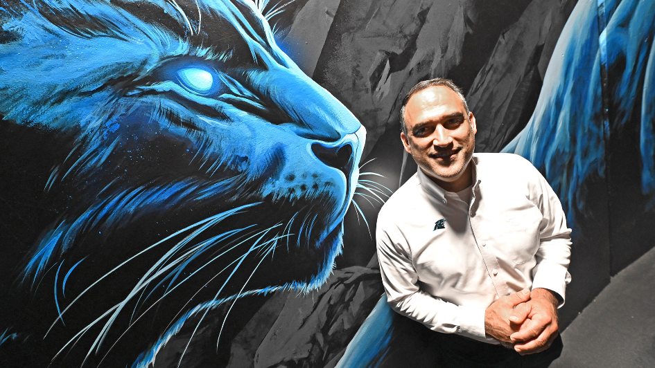 Microphone goes out and a new tradition is born under entertainment ...