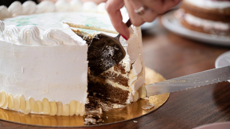 This Nifty Knife Cut Makes The Cleanest Slices Of Cake Every Time