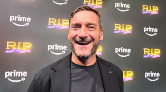 Francesco Totti «arrostito» nel comedy show in tv: «Il mio funerale ...