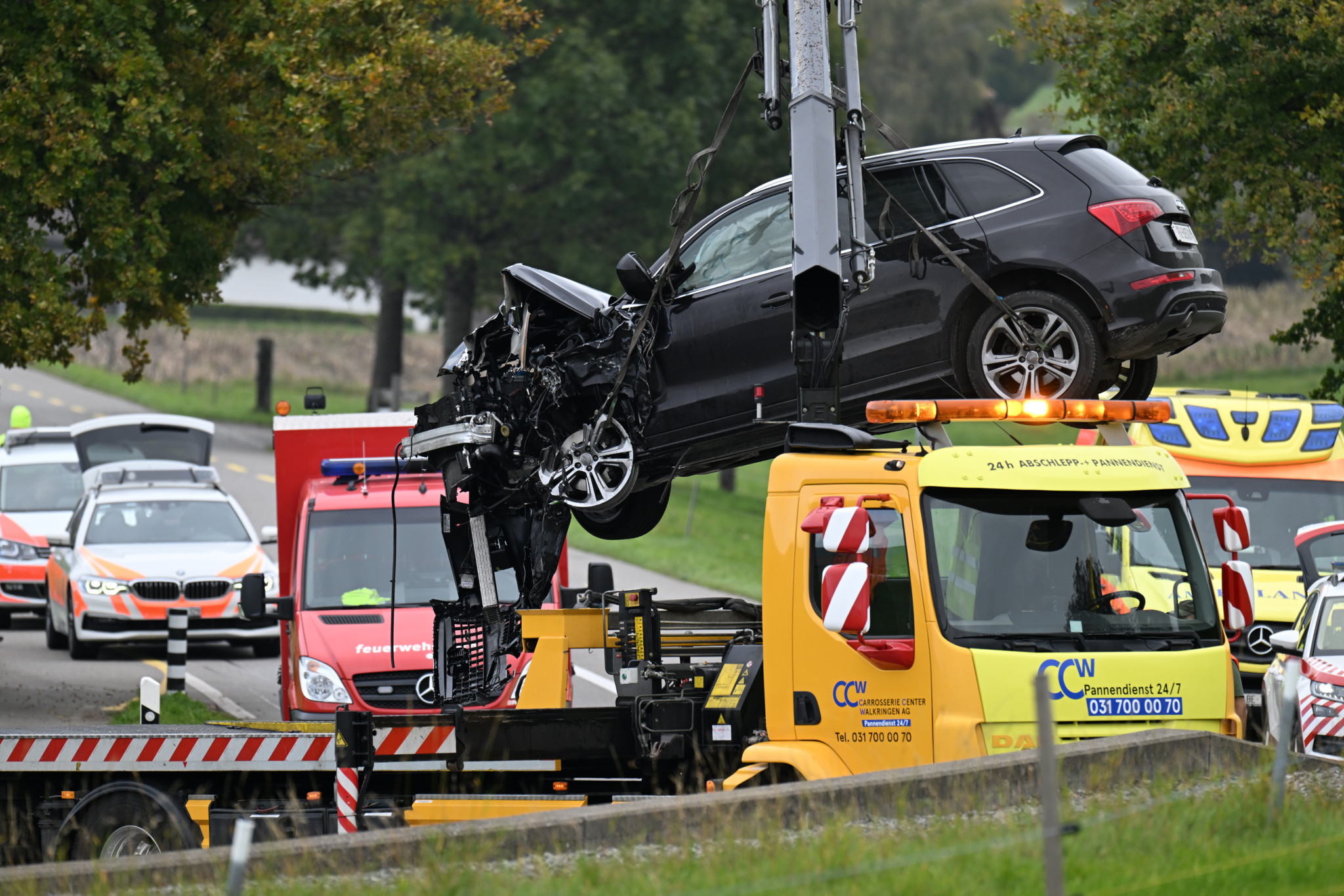 Auto prallt frontal in Lastwagen: Drei Personen leicht verletzt