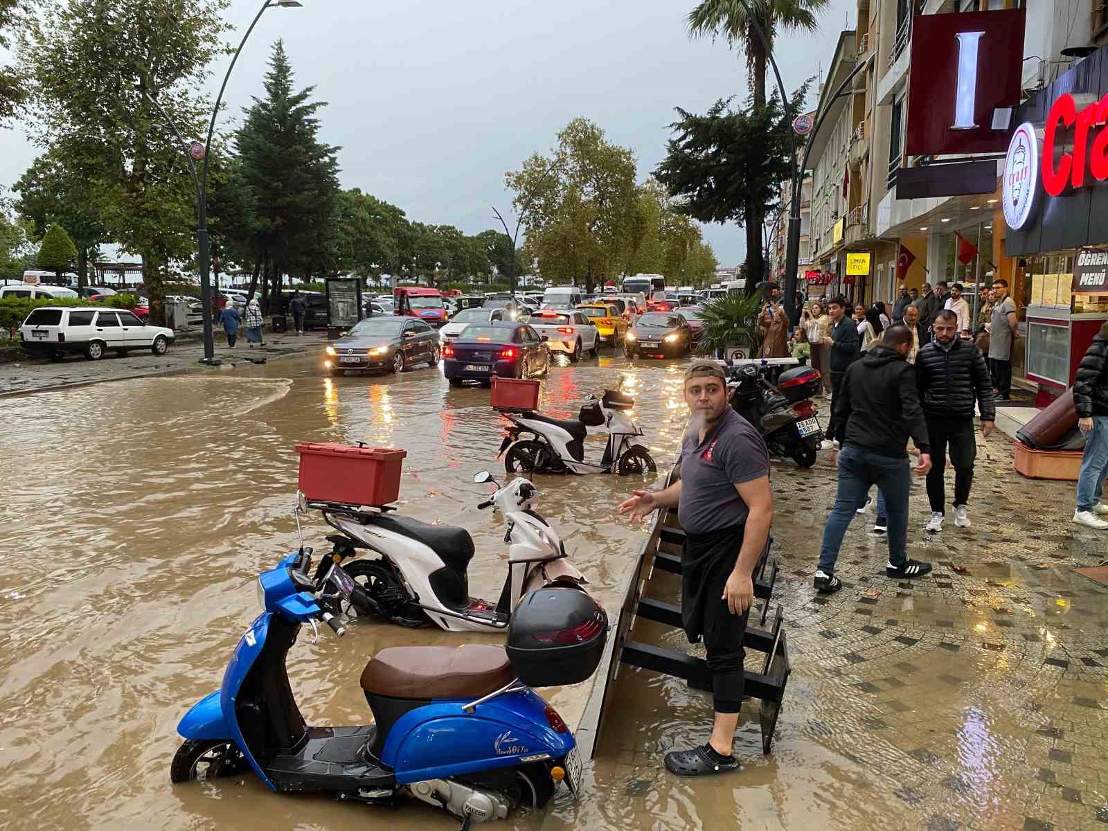 Giresun’da sağanak yağış hayatı felç etti