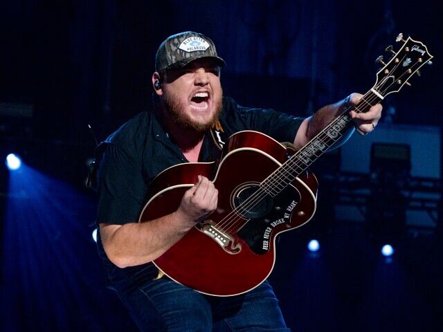 Luke Combs’ global tour includes Lambeau Field concert