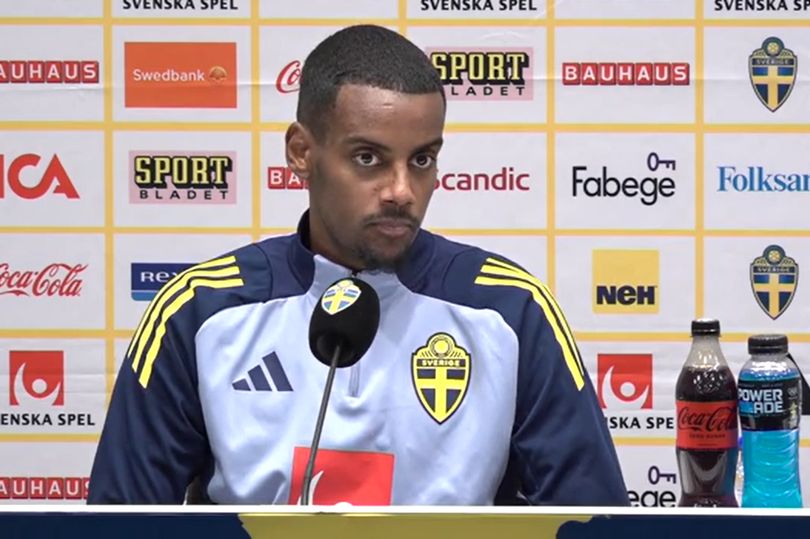 Alexander Isak offers fresh fitness update with 'better position' claim ...