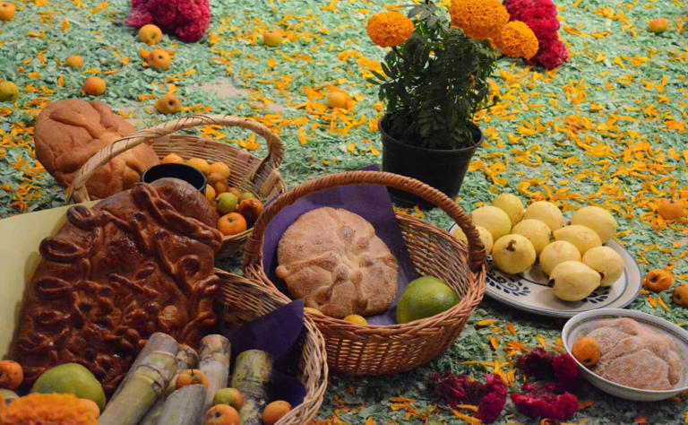 ¿Cuándo y qué comida se pone en la ofrenda del Día de Muertos?