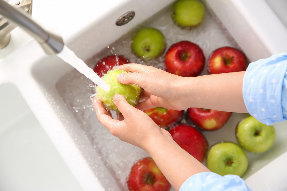 Here’s what happens when you eat an apple before bed