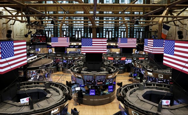 Dow Jones opera estável com foco na paralisação e discursos de ...